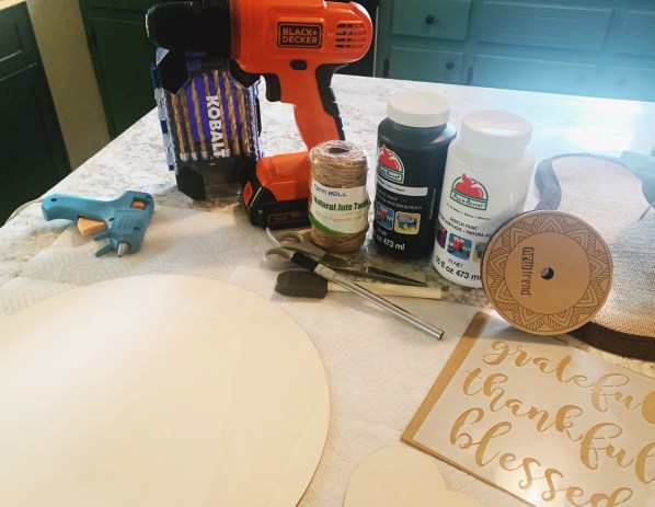 DIY Farmhouse Sign – Kate with a Twang