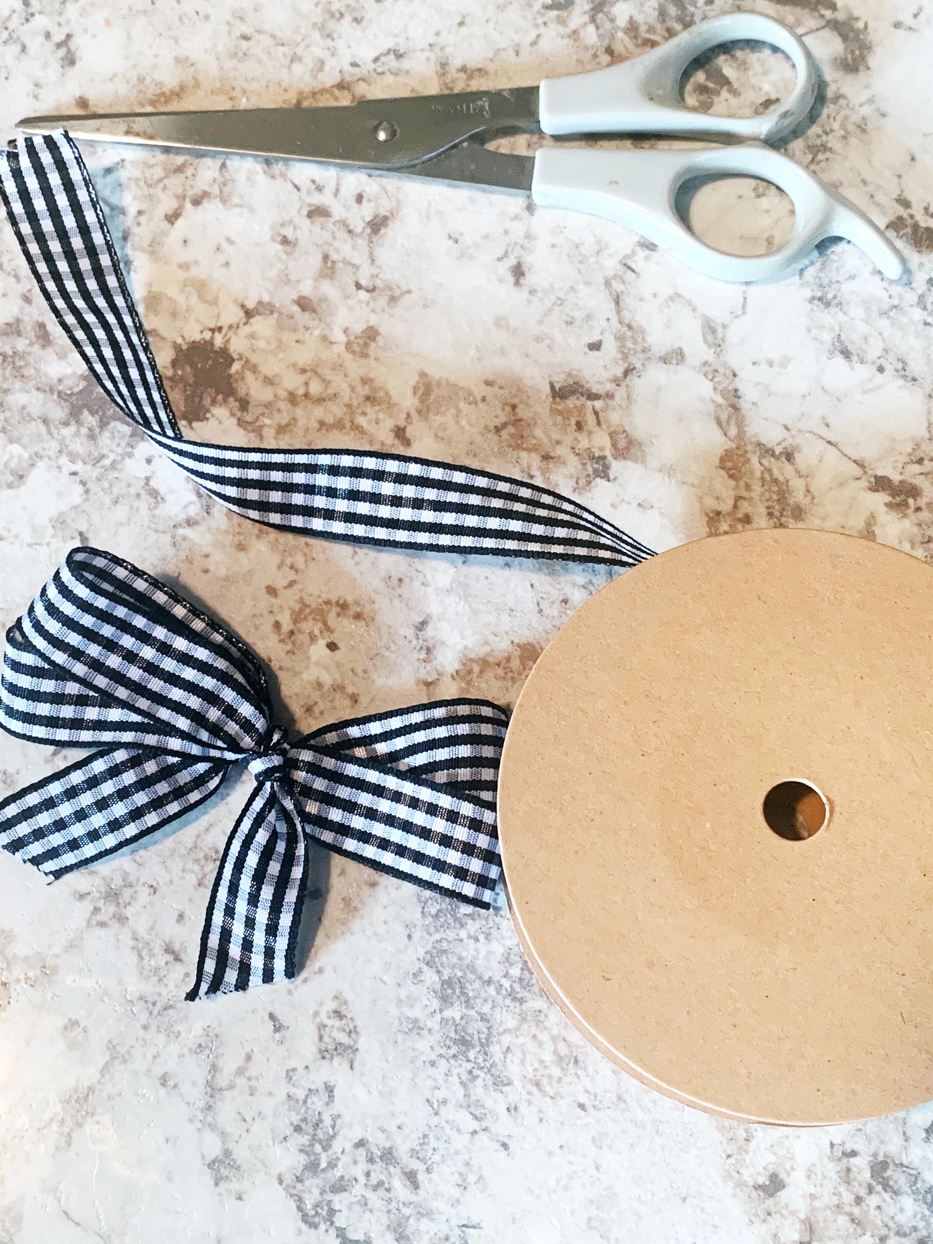 DIY Farmhouse Sign – Kate with a Twang